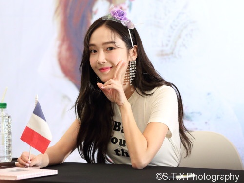 Jessica举办新辑签名会 亲切与现场粉丝互动 – 飘在思密达